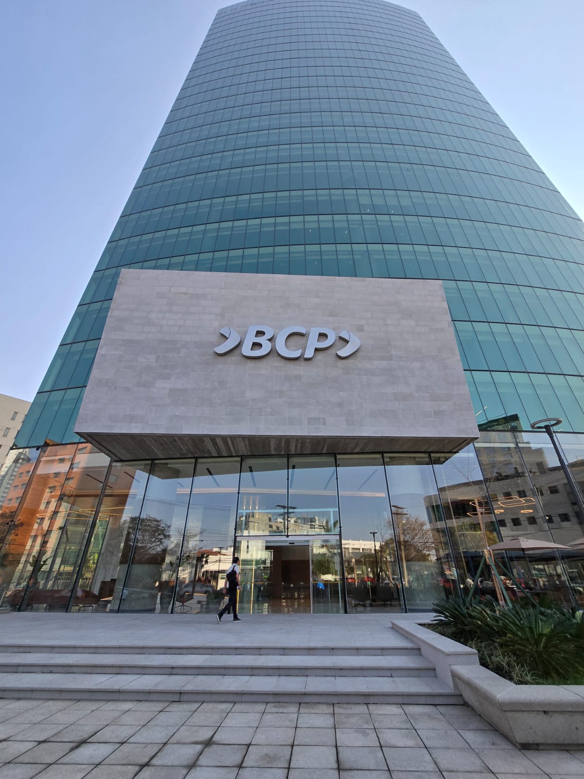 Con una inversión récord de $us 50 millones, el BCP apunta a la bancarización de unos 6 millones ...